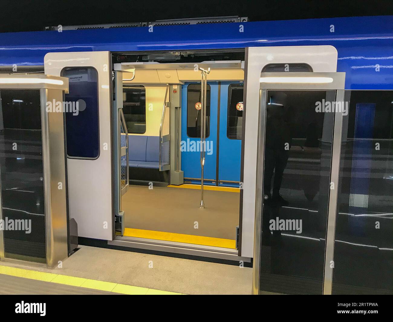 métro avec sécurité accrue. nouvelles stations de métro. double ...