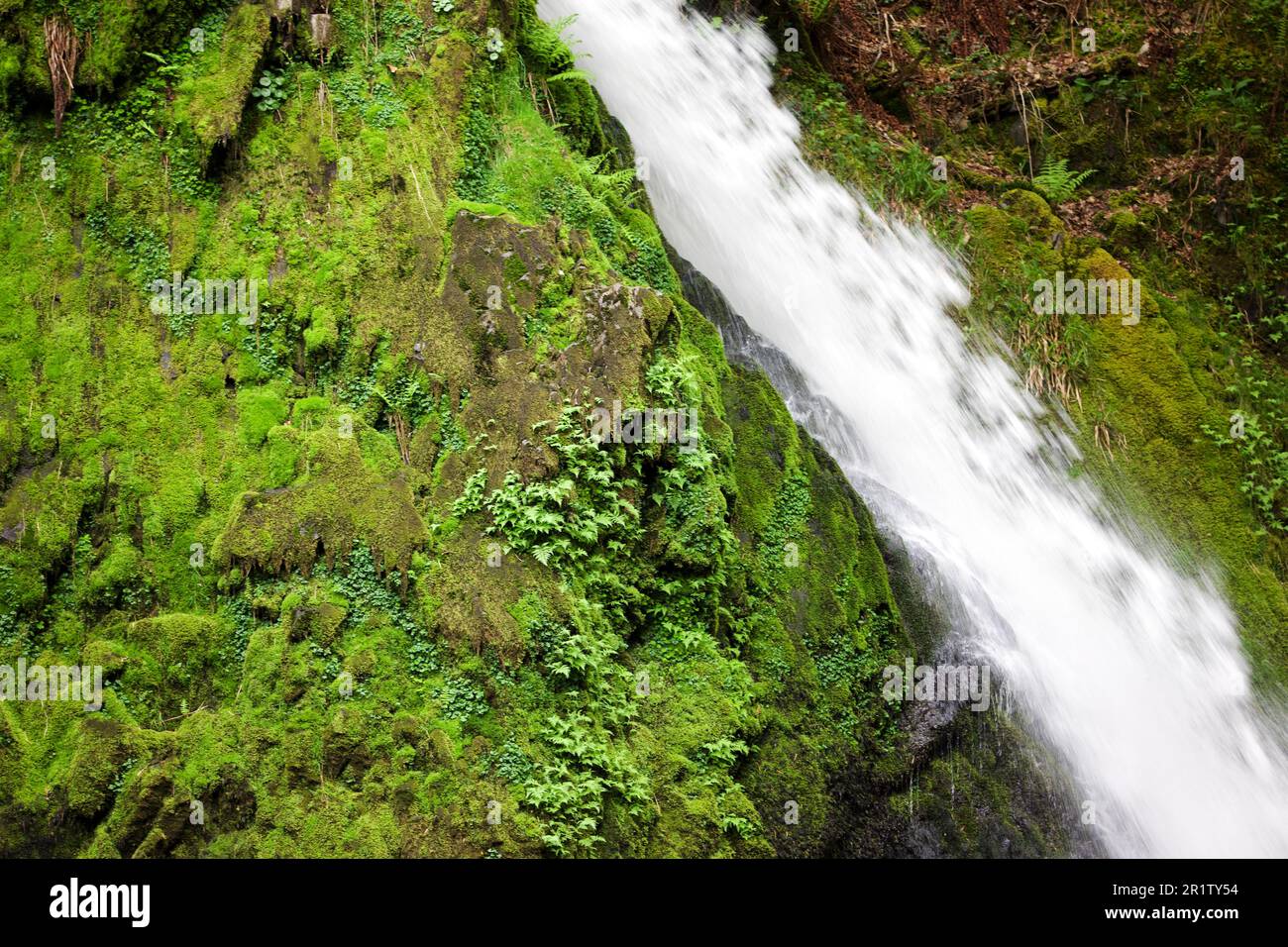 La cascade de Ceunant Mawr se trouve dans le village de Llanberis, à ...