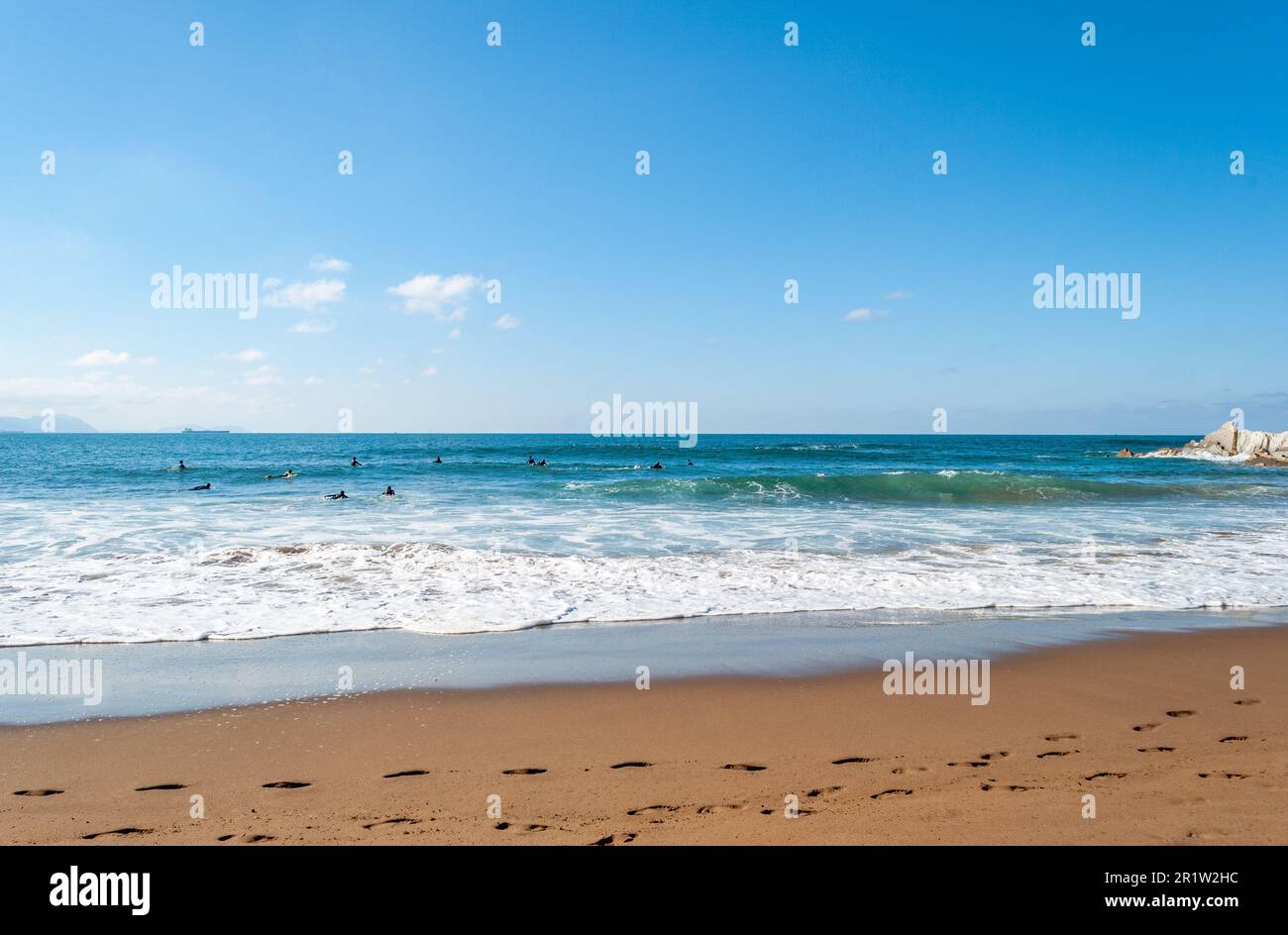 Les grandes vagues se brisent et créent de la mousse blanche qui se ...