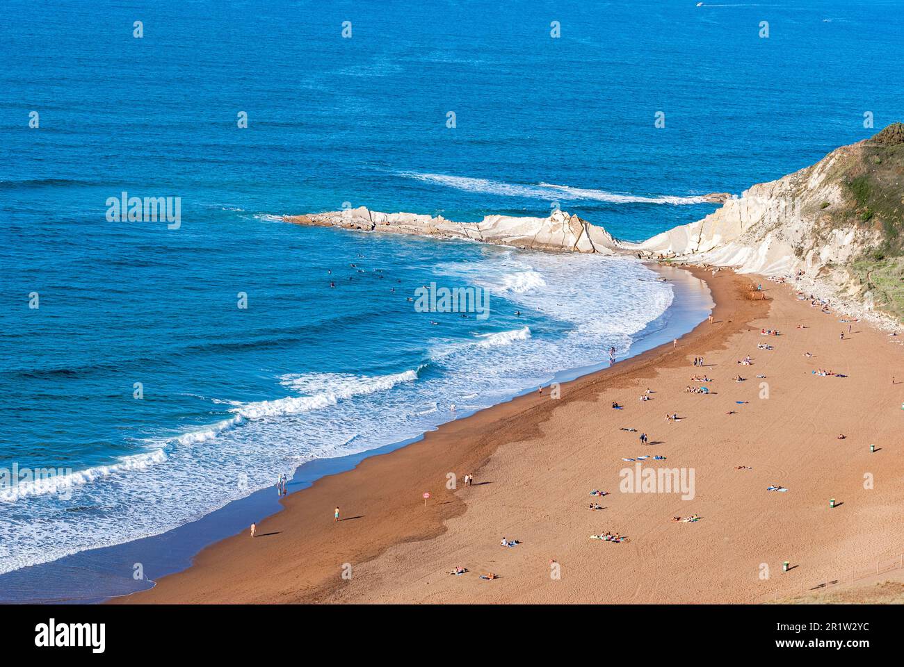 Les grandes vagues se brisent et créent de la mousse blanche qui se ...