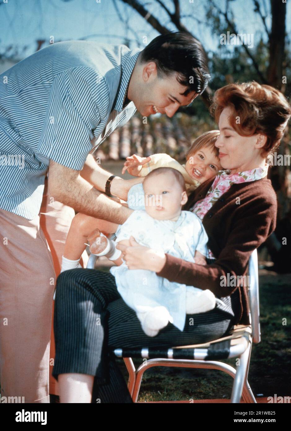 Le réalisateur PETER HALL et son épouse l'actrice LESLIE CARON en 1959 ...