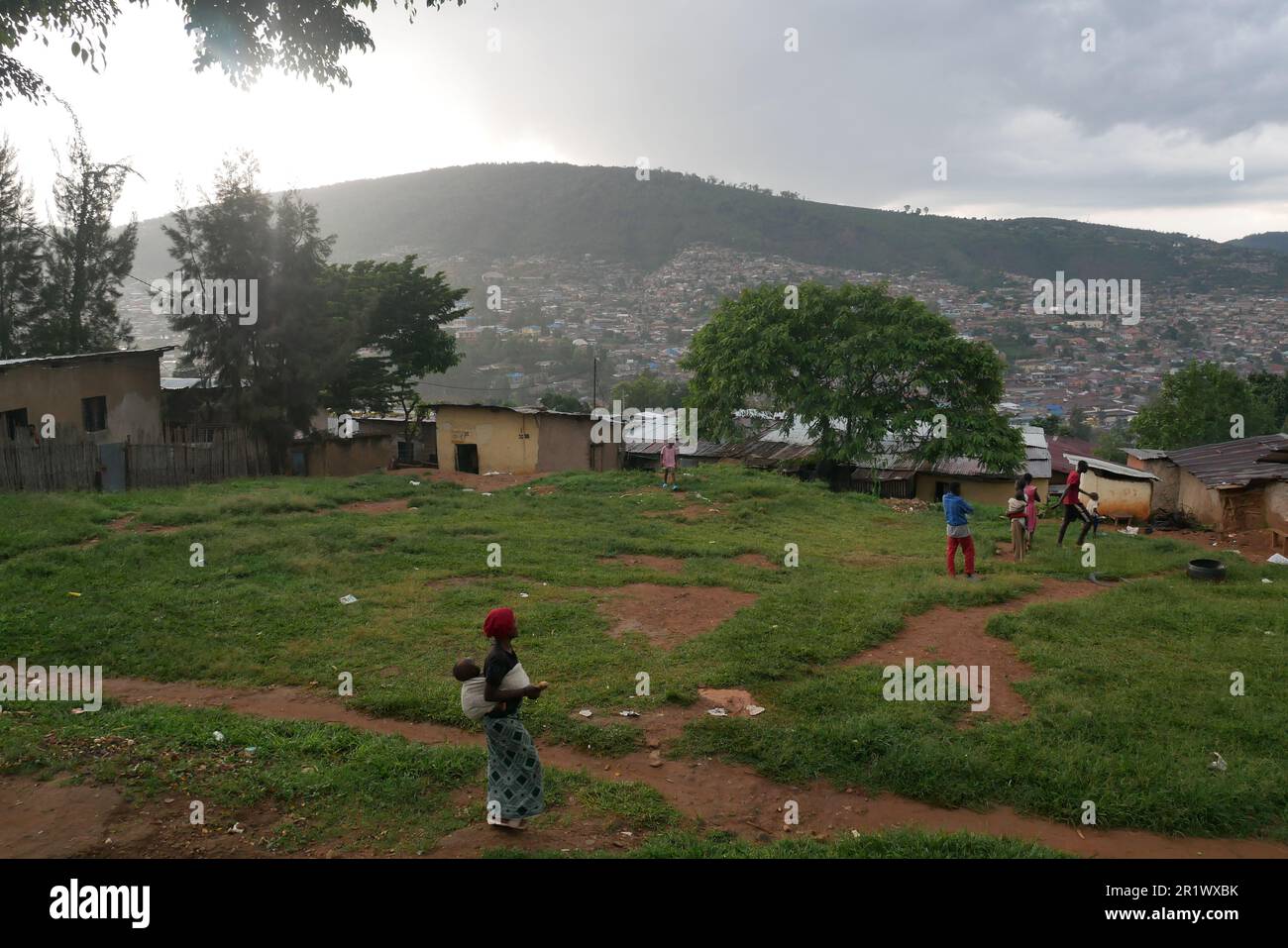 Femme rwandaise Banque de photographies et d’images à haute résolution ...