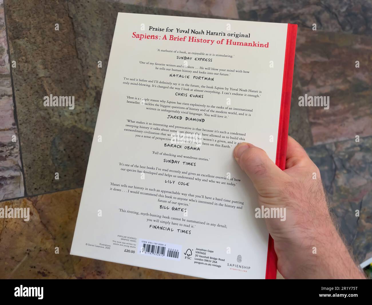 Paris, France - 23 avril 2023 : une main masculine tient le livre le ...