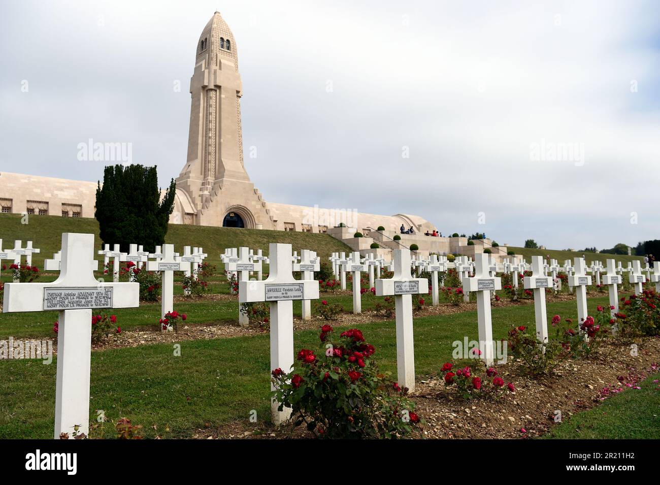 Photographie de l'Ossuaire de Douaumont, un monument commémoratif ...
