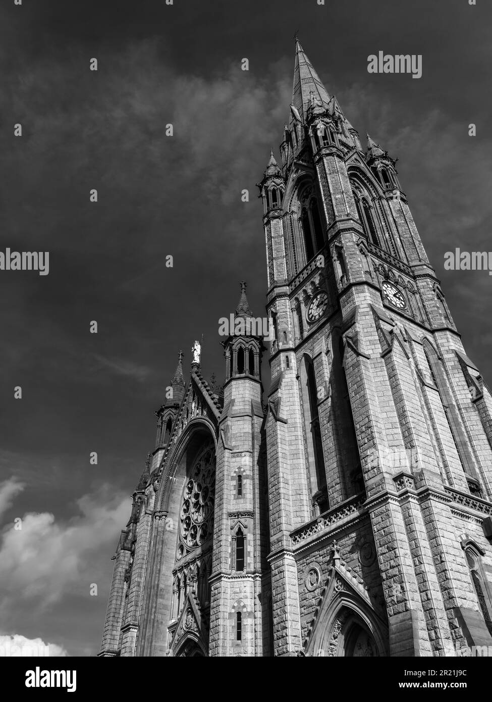 Cathédrale catholique romaine en Irlande, style gothique. L'église de ...