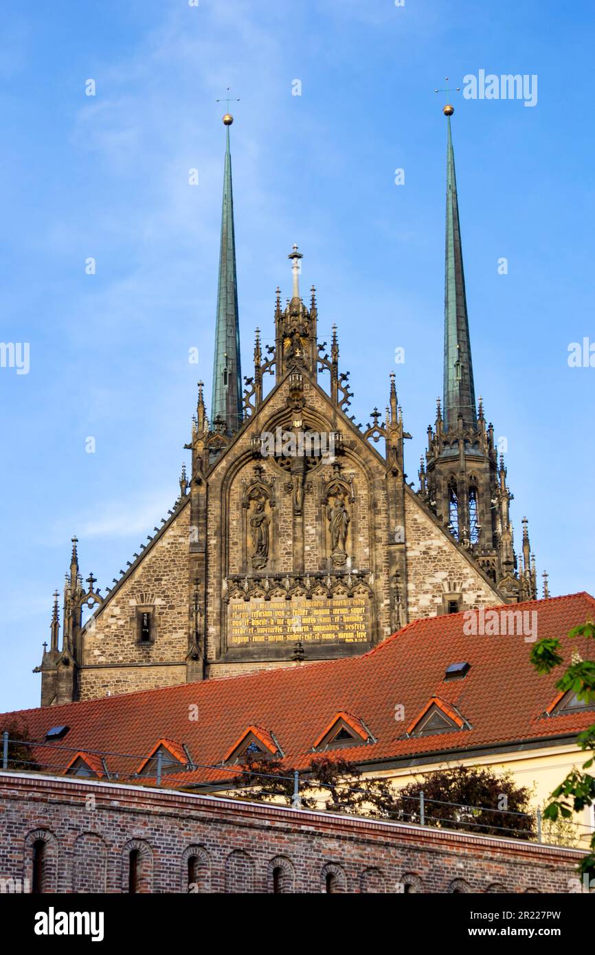 Cathédrale Saint-Pierre-et-Paul de Brno, vue sur les dômes par temps ...