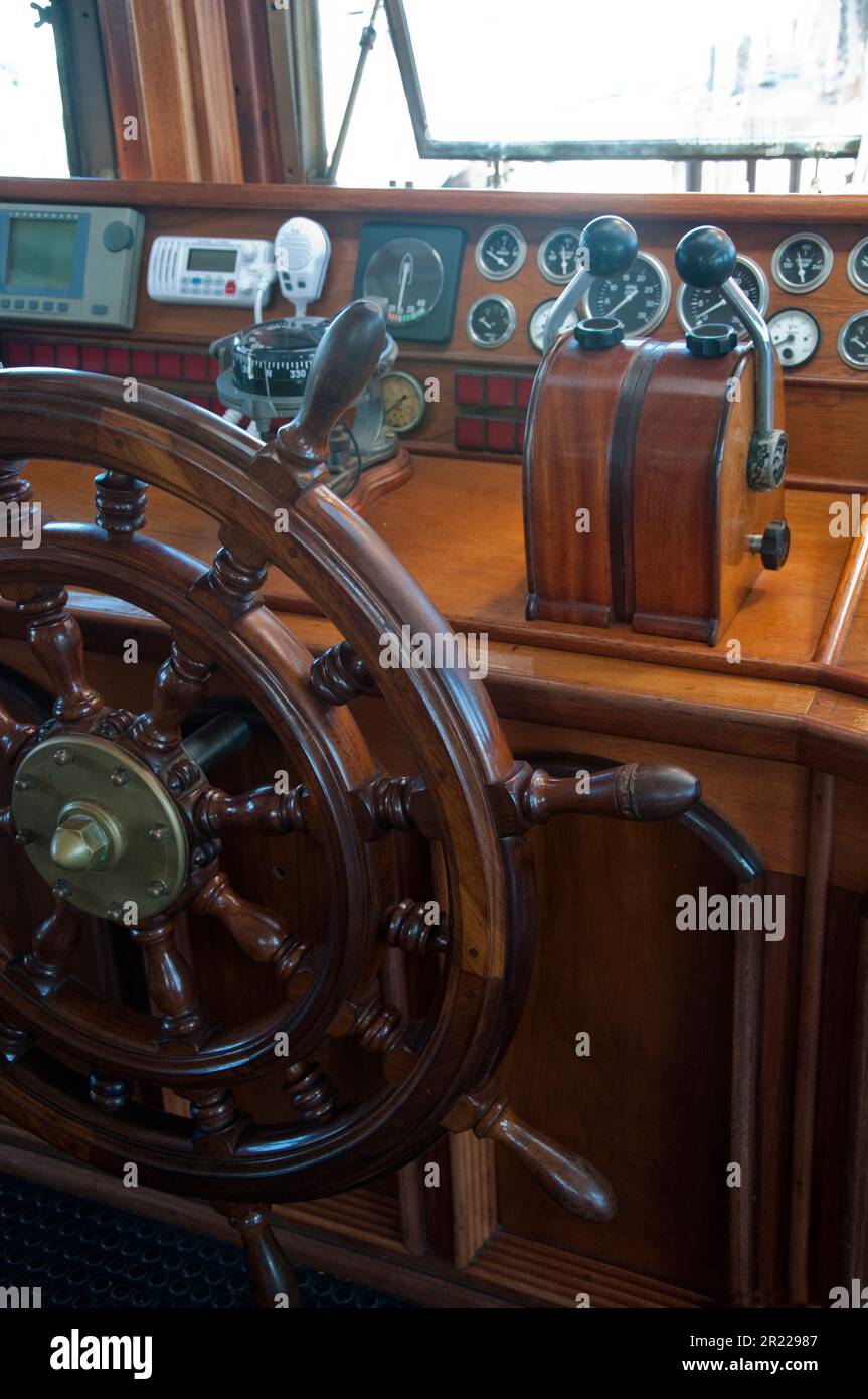Vieux gouvernail de bateau en bois Banque de photographies et d’images à haute résolution - Alamy