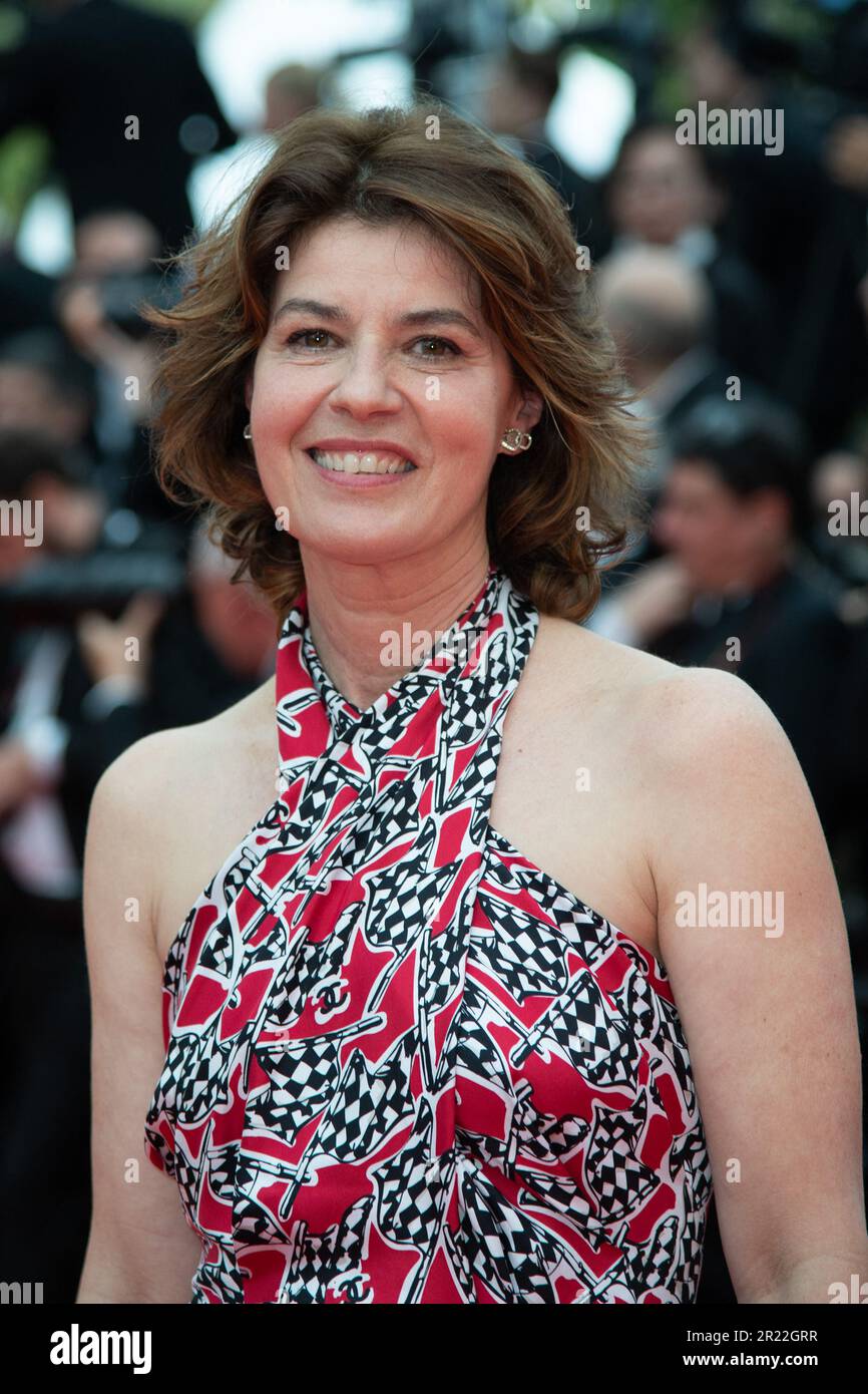 Irene Jacob assiste à l'inauguration du tapis rouge et à la première ...