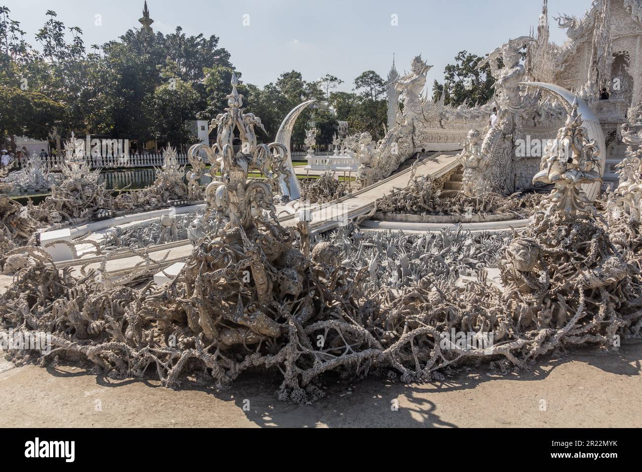Pont du 'cycle de la renaissance' à Wat Rong Khun (Temple blanc) dans ...
