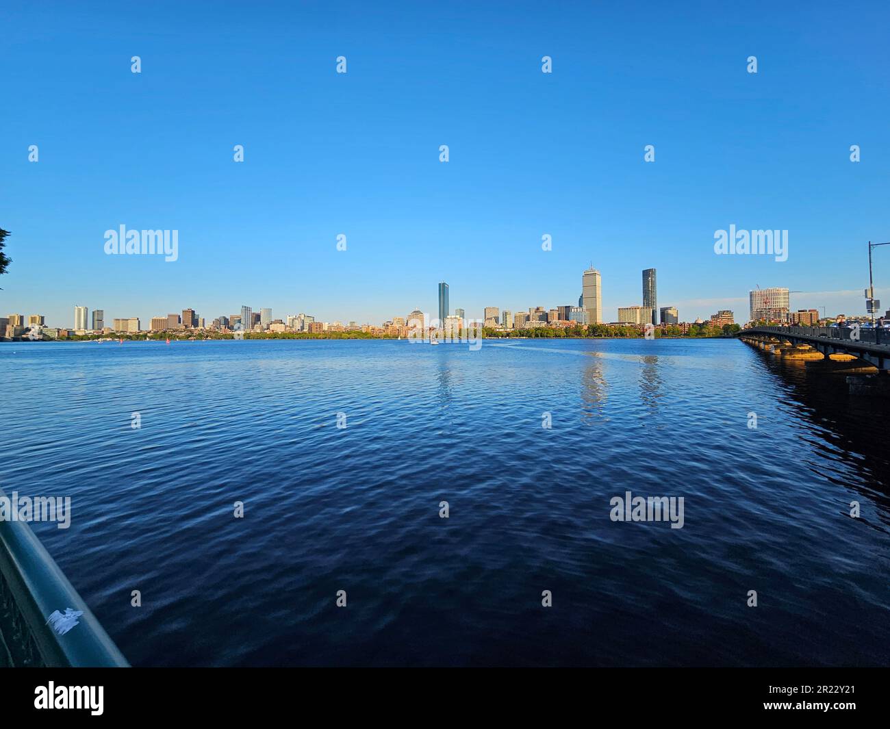 La rivière Charles est une voie navigable pittoresque de Boston, connue ...