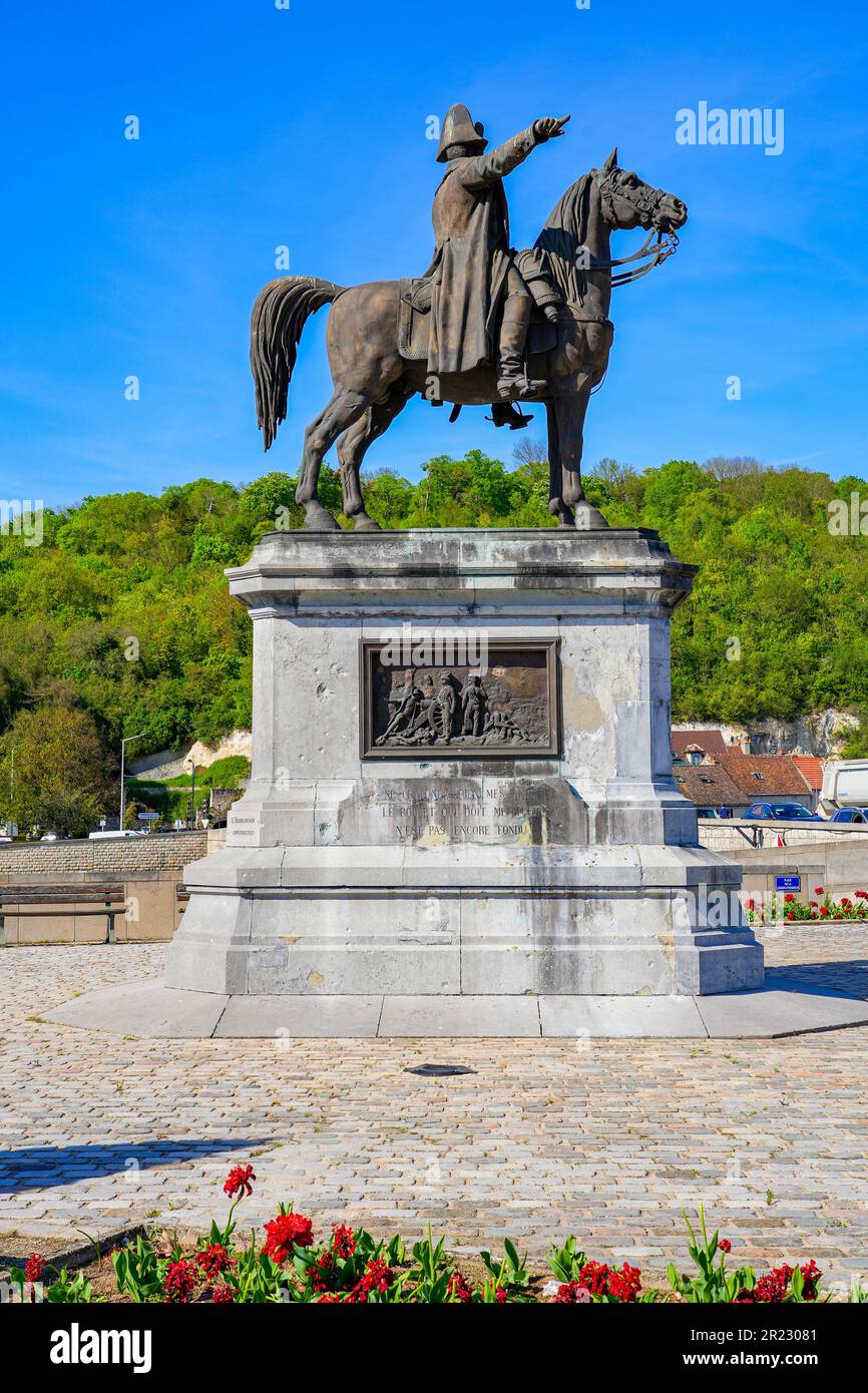 Statue équestre de Napoléon sur la place de la Légion d'honneur dans la ...