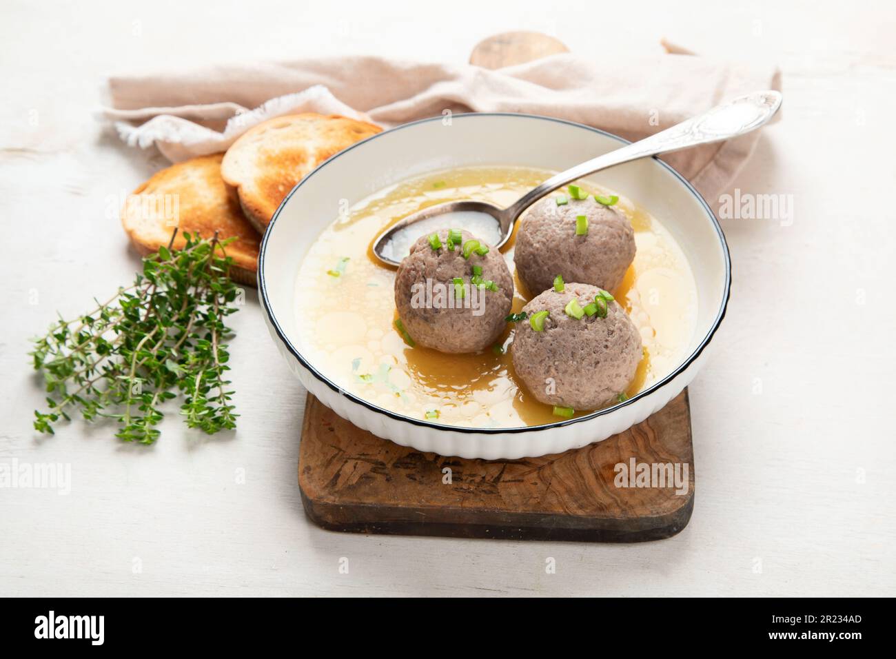 Canederli ou Knodel dans un bouillon à l'oignon vert, pâtes typiques ou ...