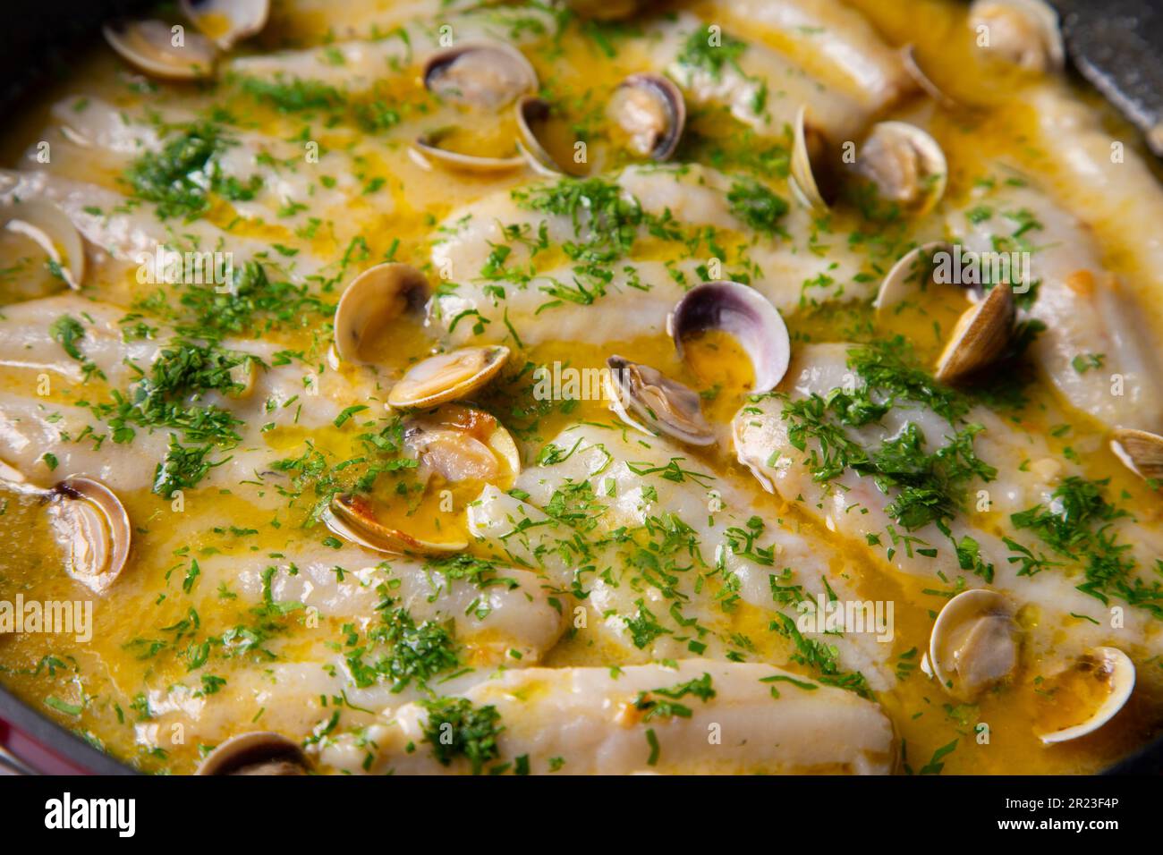 Merlan bleu avec sauce verte. Recette traditionnelle du pays Basque ...