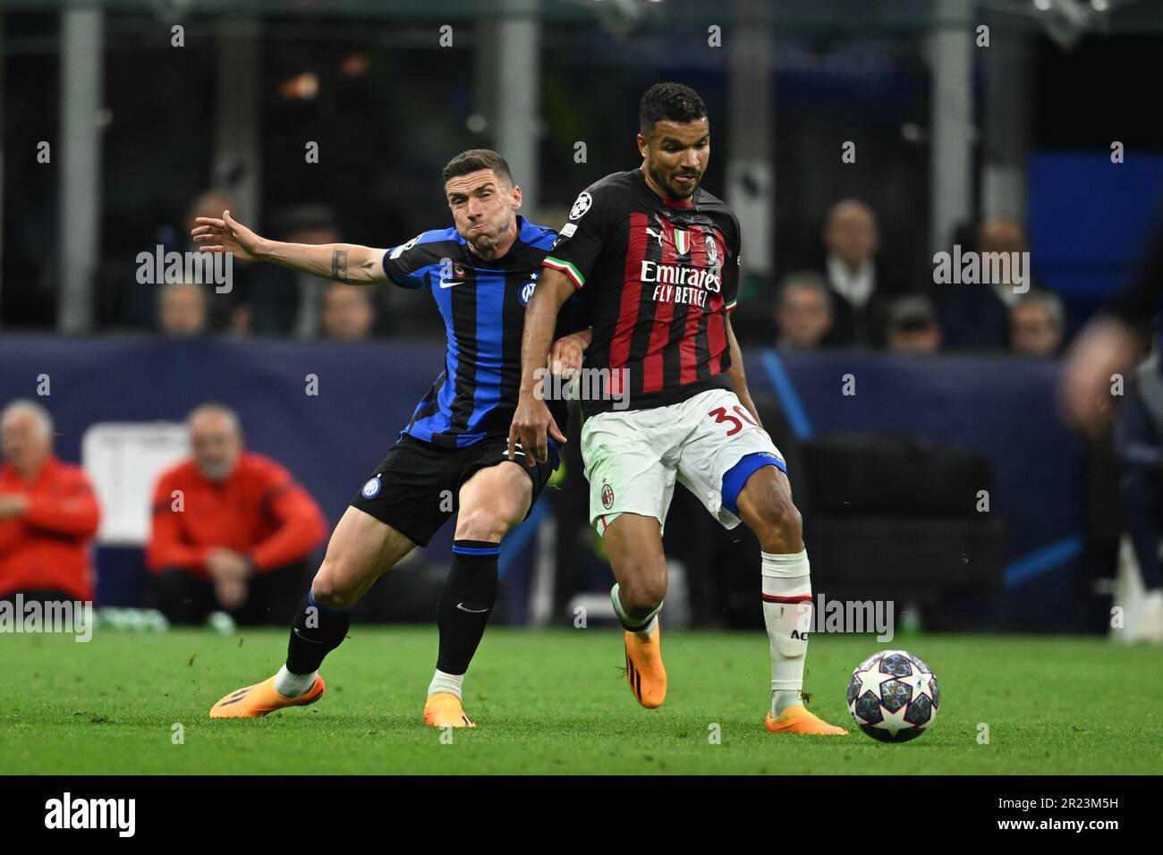 Junior Walter Messias (Milan)Robin Gosens (Inter) lors du match de l ...