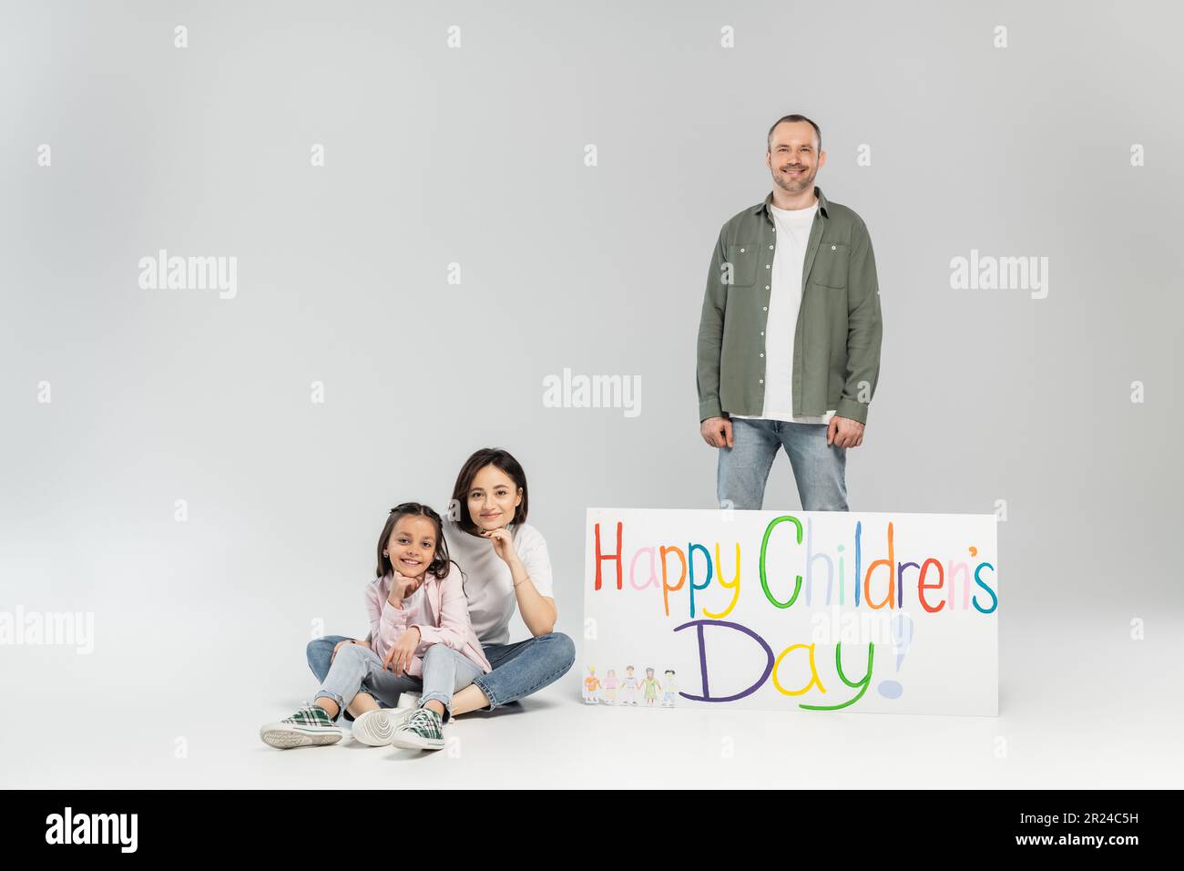 Homme souriant regardant l'appareil photo tout en se tenant près de la ...