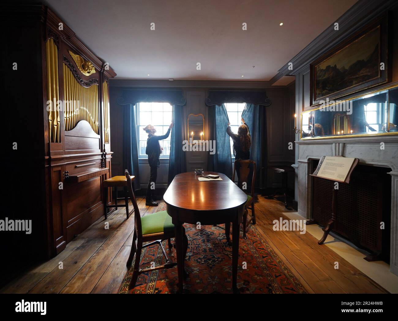 Le salon au rez-de-chaussée restauré pendant un aperçu des nouvelles ...