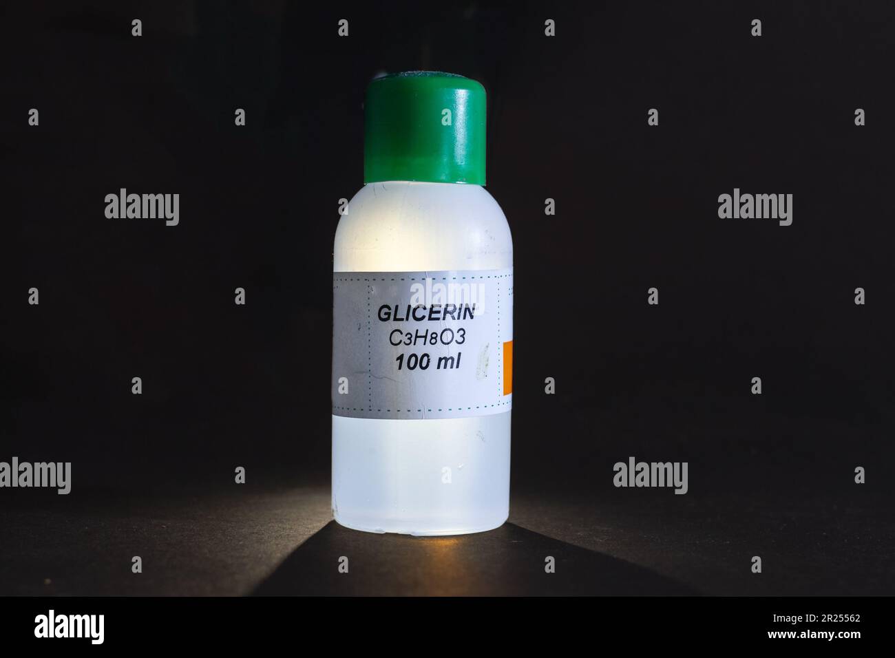 Photo d'un flacon en plastique de glycérine isolé sur fond noir. Un tel ...