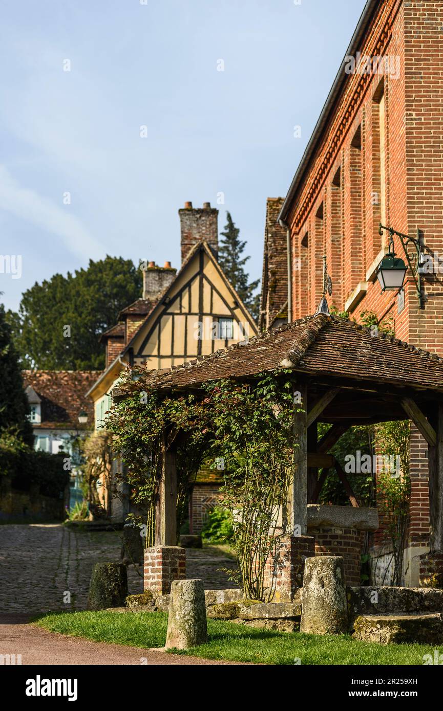 Gerberoy fait partie du plus beau village de France - Homme marchant ...