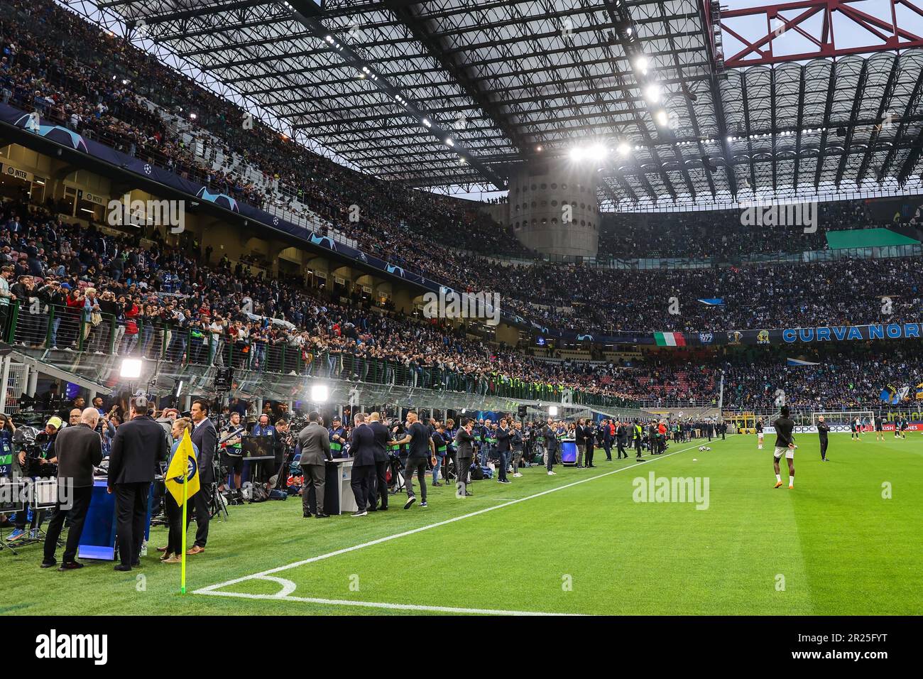 Une vue générale à l'intérieur du stade lors du match de football semi ...