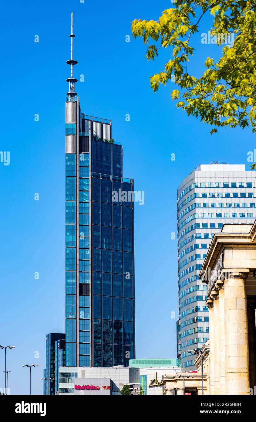 Varsovie, Pologne - 14 mai 2023 : la construction finale de la tour ...