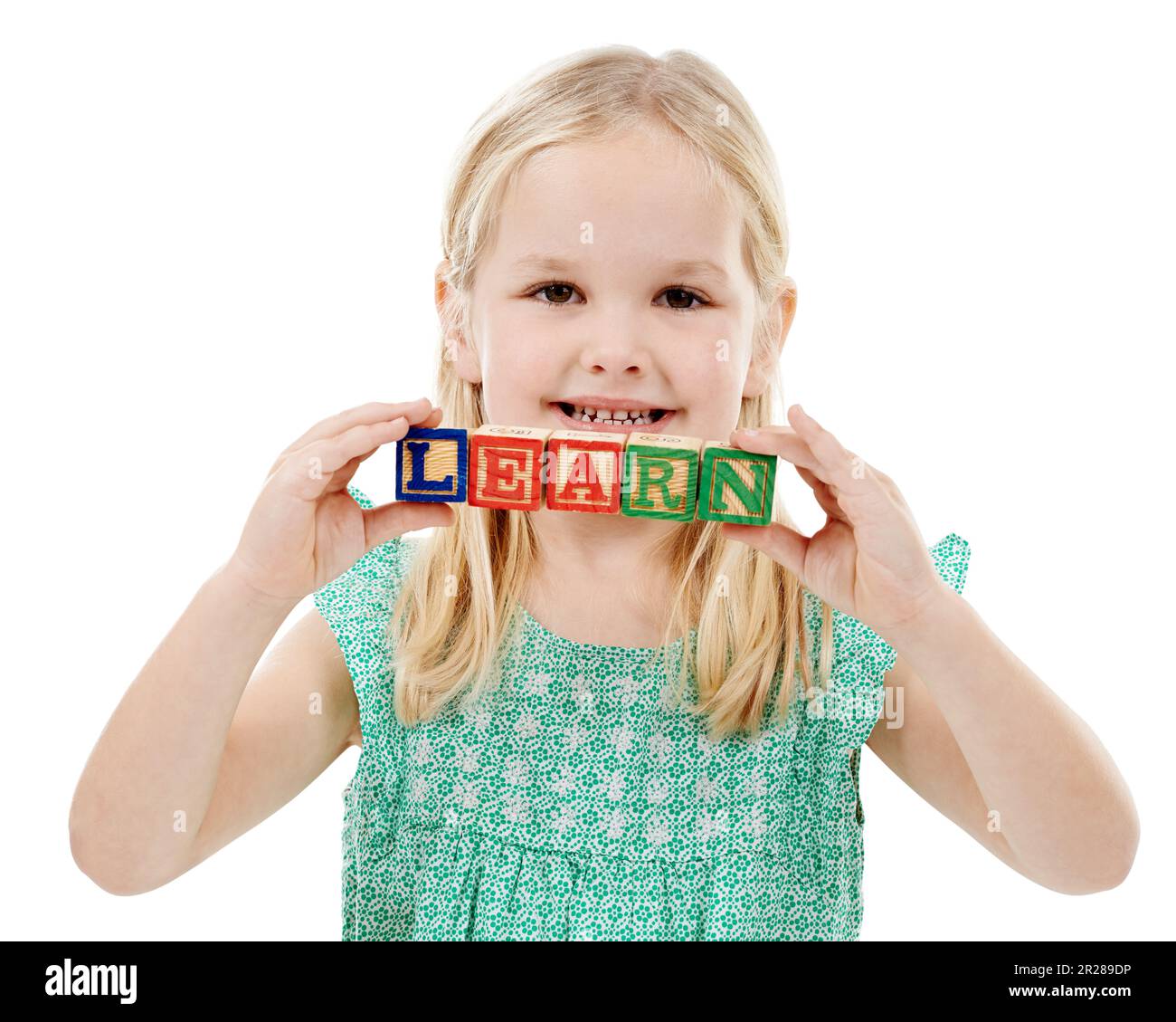 Regardez ce que j'ai appris à l'école. Studio photo d'une petite fille ...