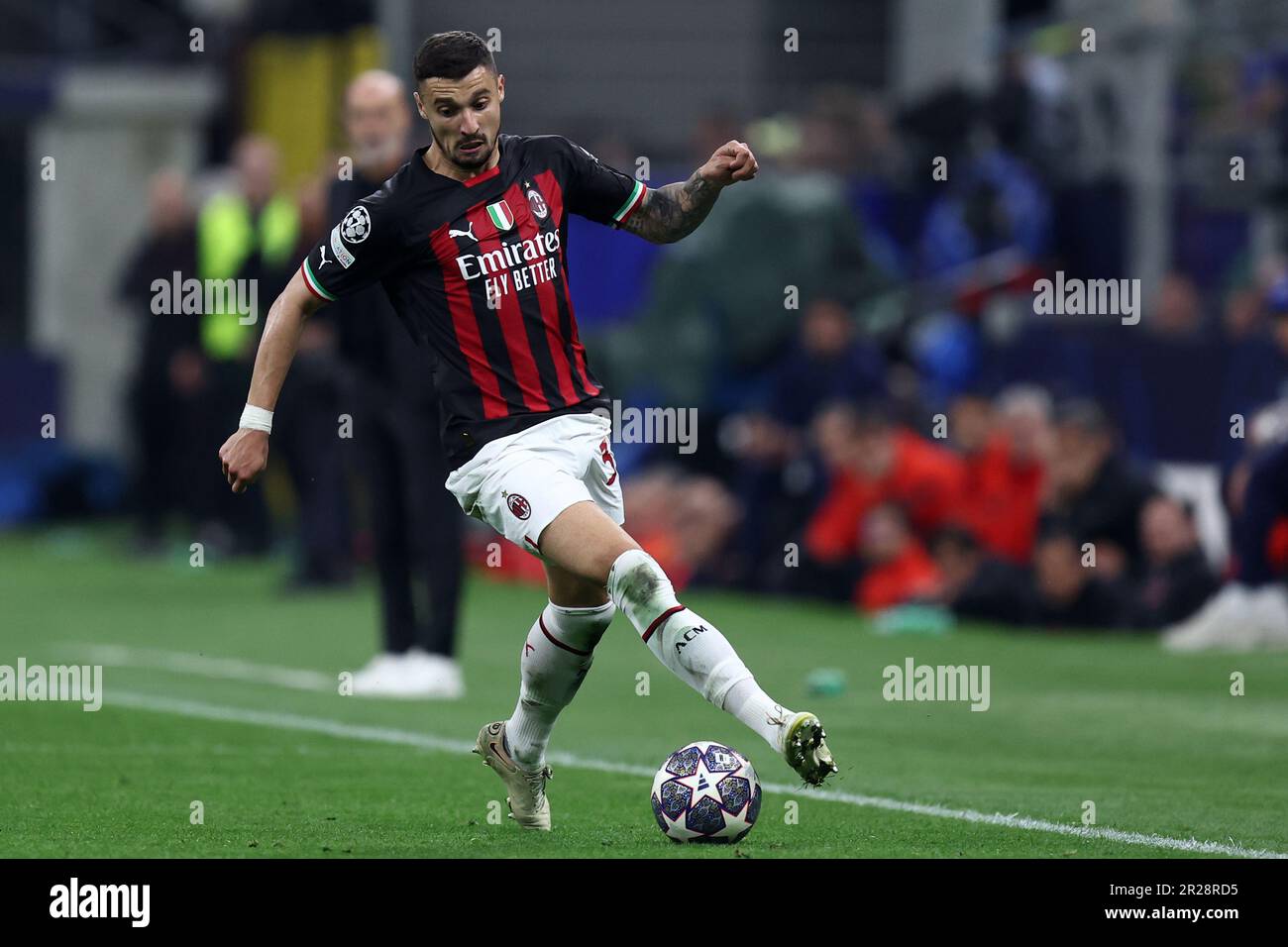 RADE Krunic de l'AC Milan contrôle le ballon lors de la demi-finale de ...