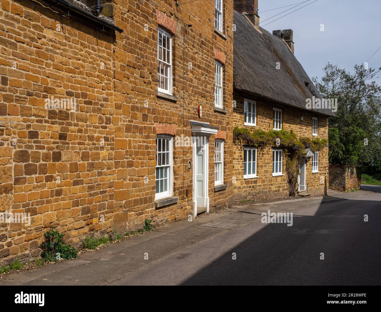 Maisons de chaume construites en pierre de couleur miel locale dans le ...