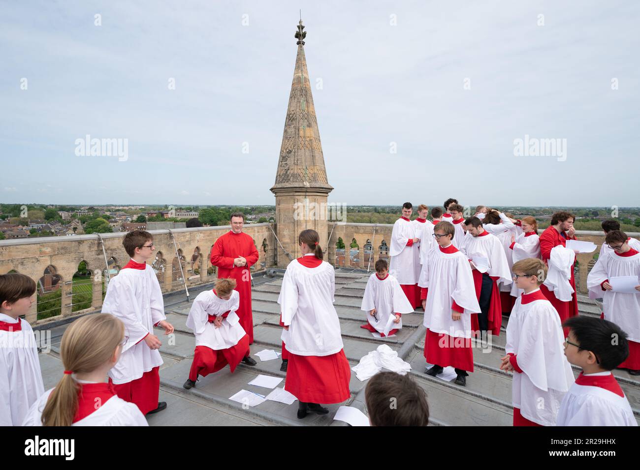 Le chœur du St John's College de l'Université de Cambridge avant de réaliser le chant du jour de ...