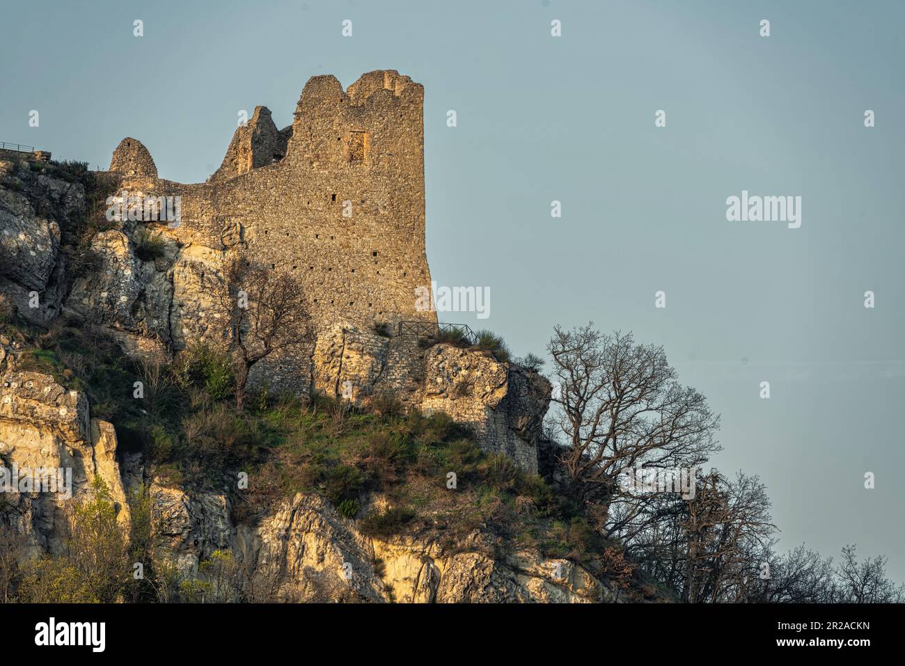 Vestiges de la colline de Matilda du château de Canossa datant de 10th ...