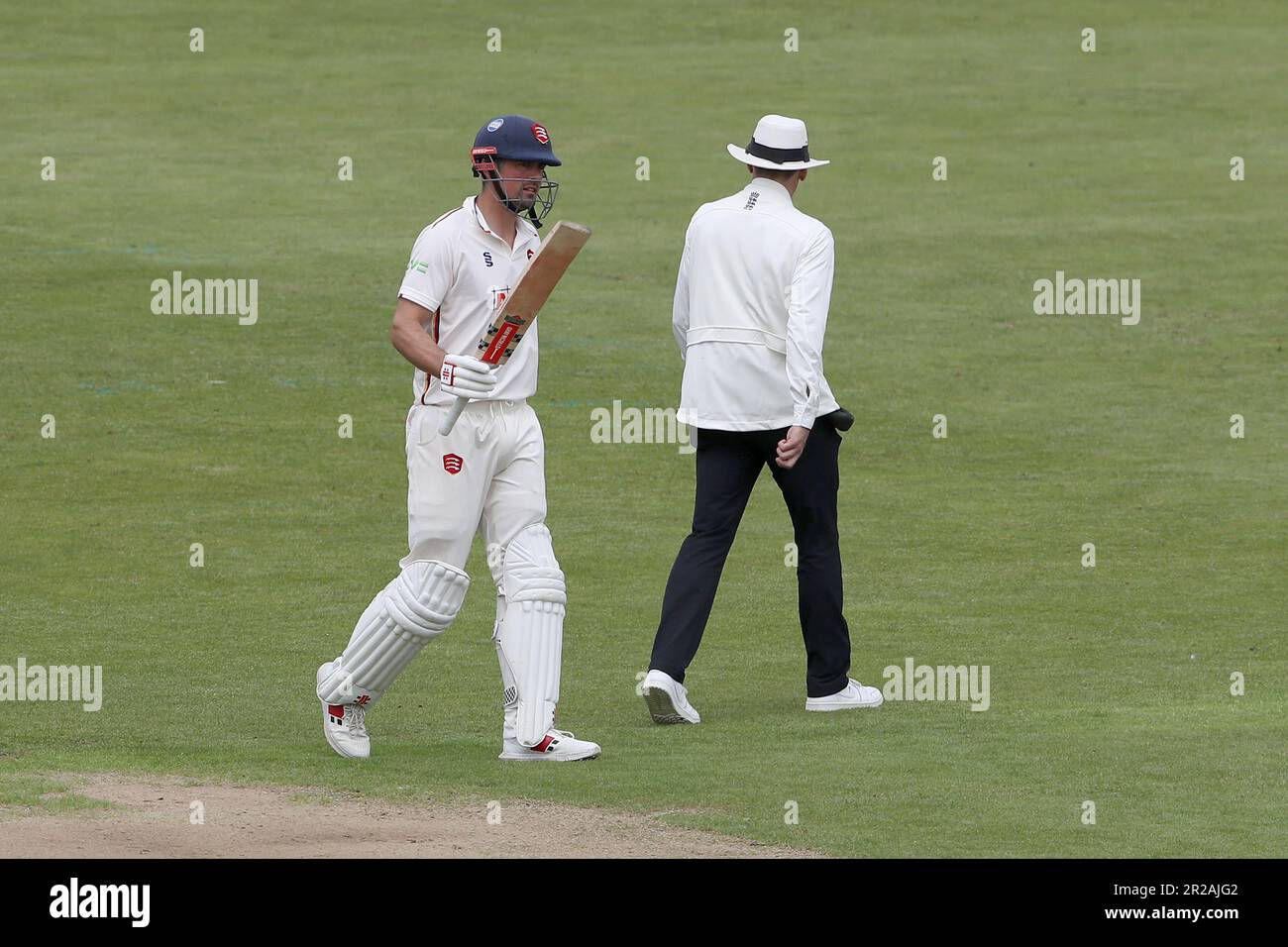 Sir Alastair Cook, d'Essex, lève sa chauve-souris pour célébrer sa ...
