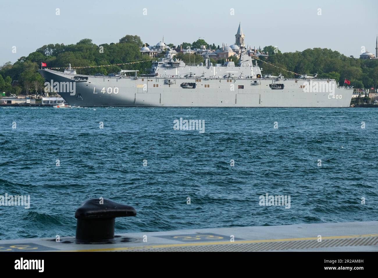 Le palais historique de Topkapi en arrière-plan et le navire TCG ...