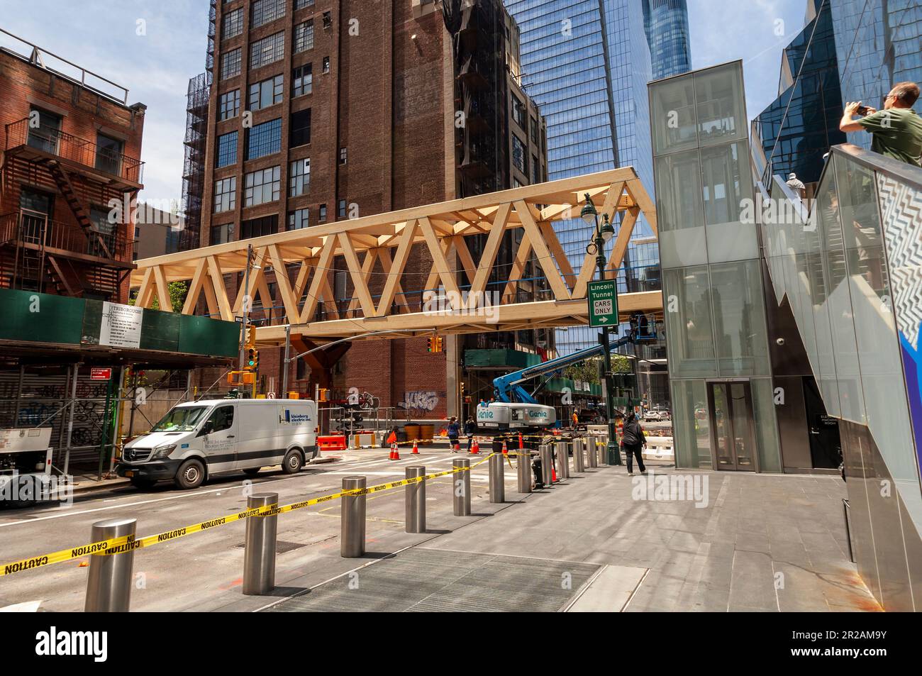 Le pont de liaison High Line-Moynihan est installé au-dessus de l ...