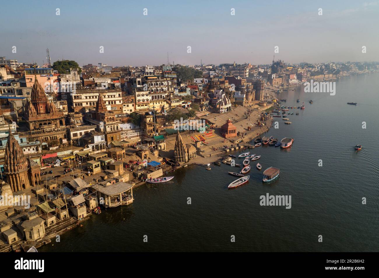 Ganges river varanasi india Banque de photographies et d’images à haute ...