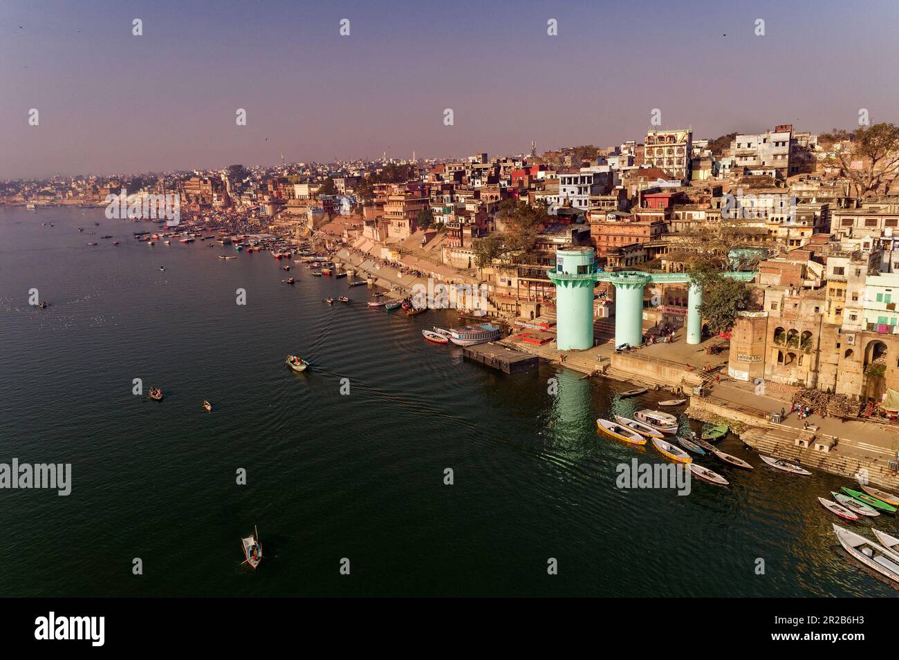Ganges river varanasi india Banque de photographies et d’images à haute ...