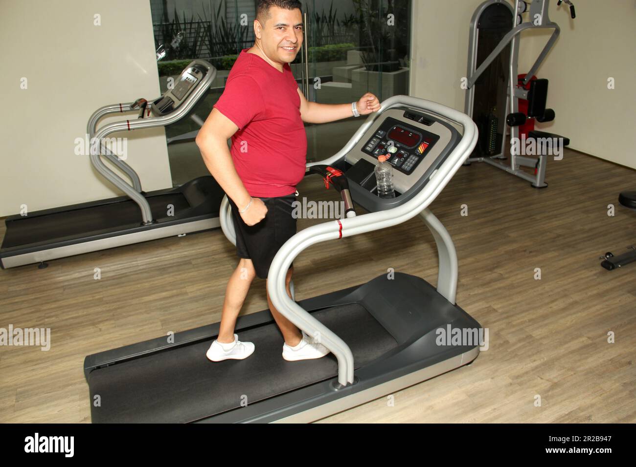 L'homme adulte Latino, âgé de quarante ans et à poil sombre, exerce ses ...