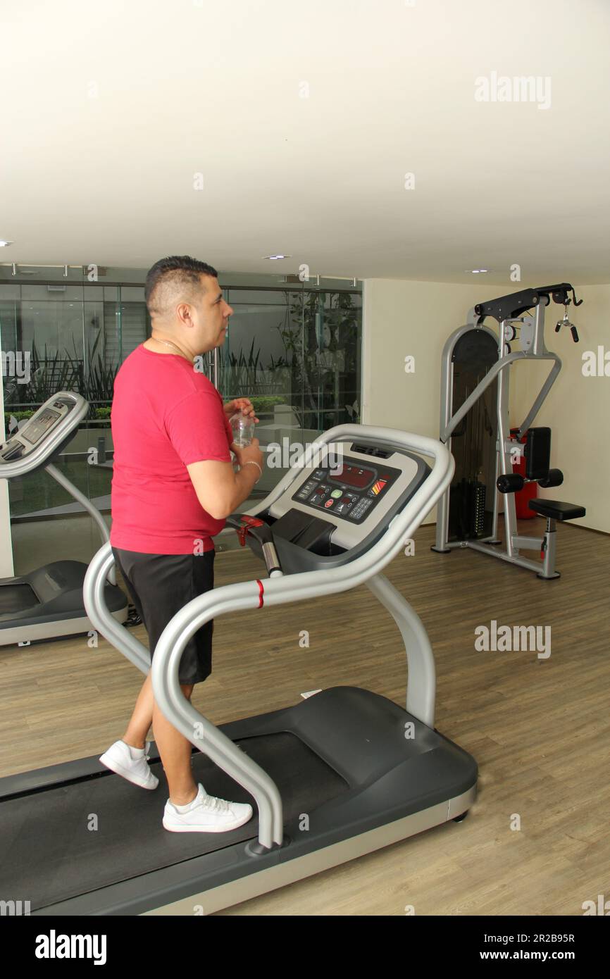 L'homme adulte Latino, âgé de quarante ans et à poil sombre, exerce ses ...