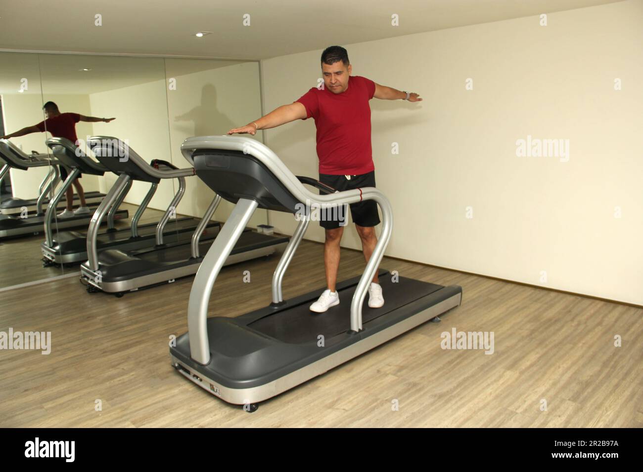 L'homme adulte Latino, âgé de quarante ans et à poil sombre, exerce ses ...