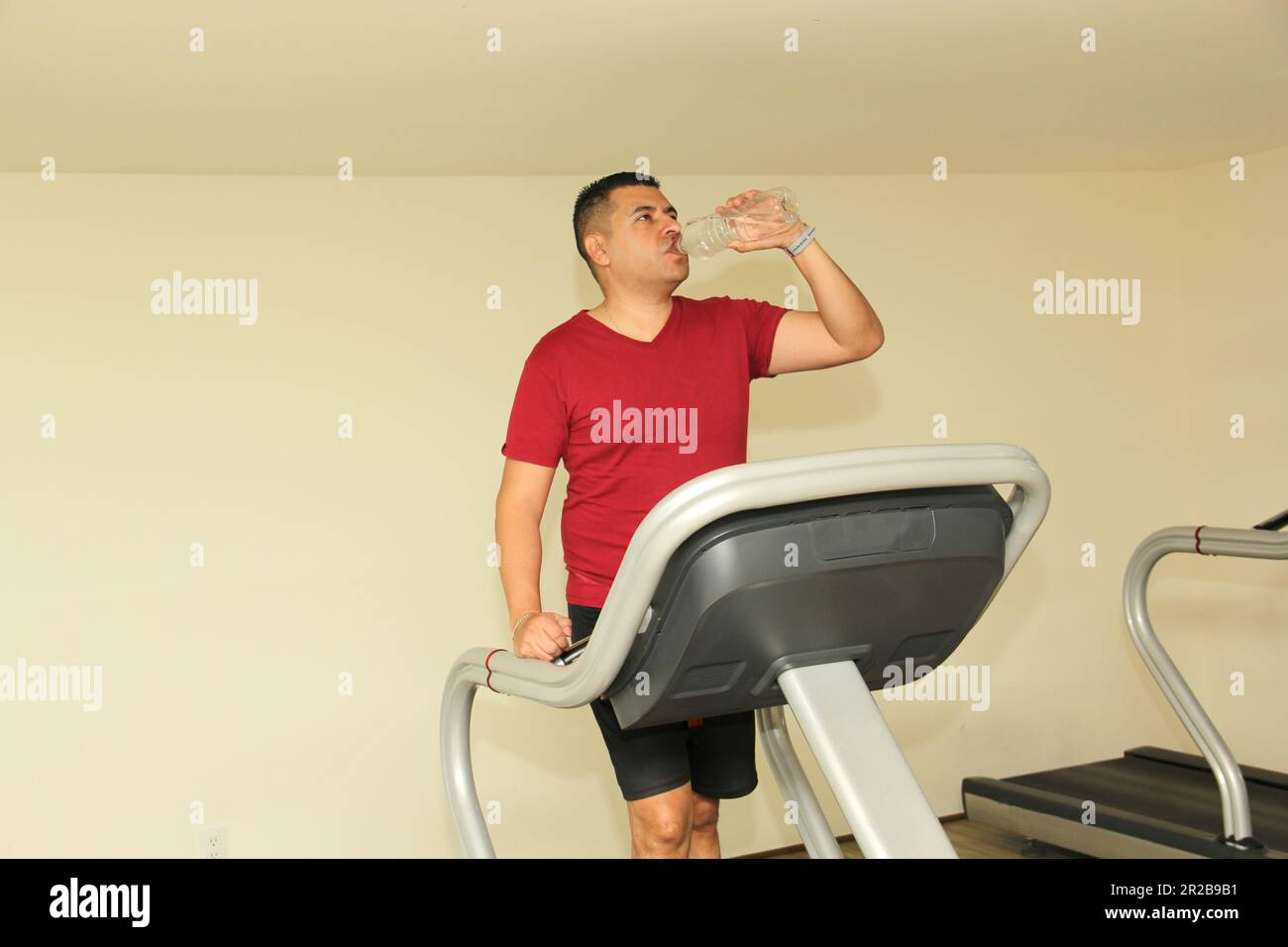 L'homme adulte Latino, âgé de quarante ans et à poil sombre, exerce ses ...