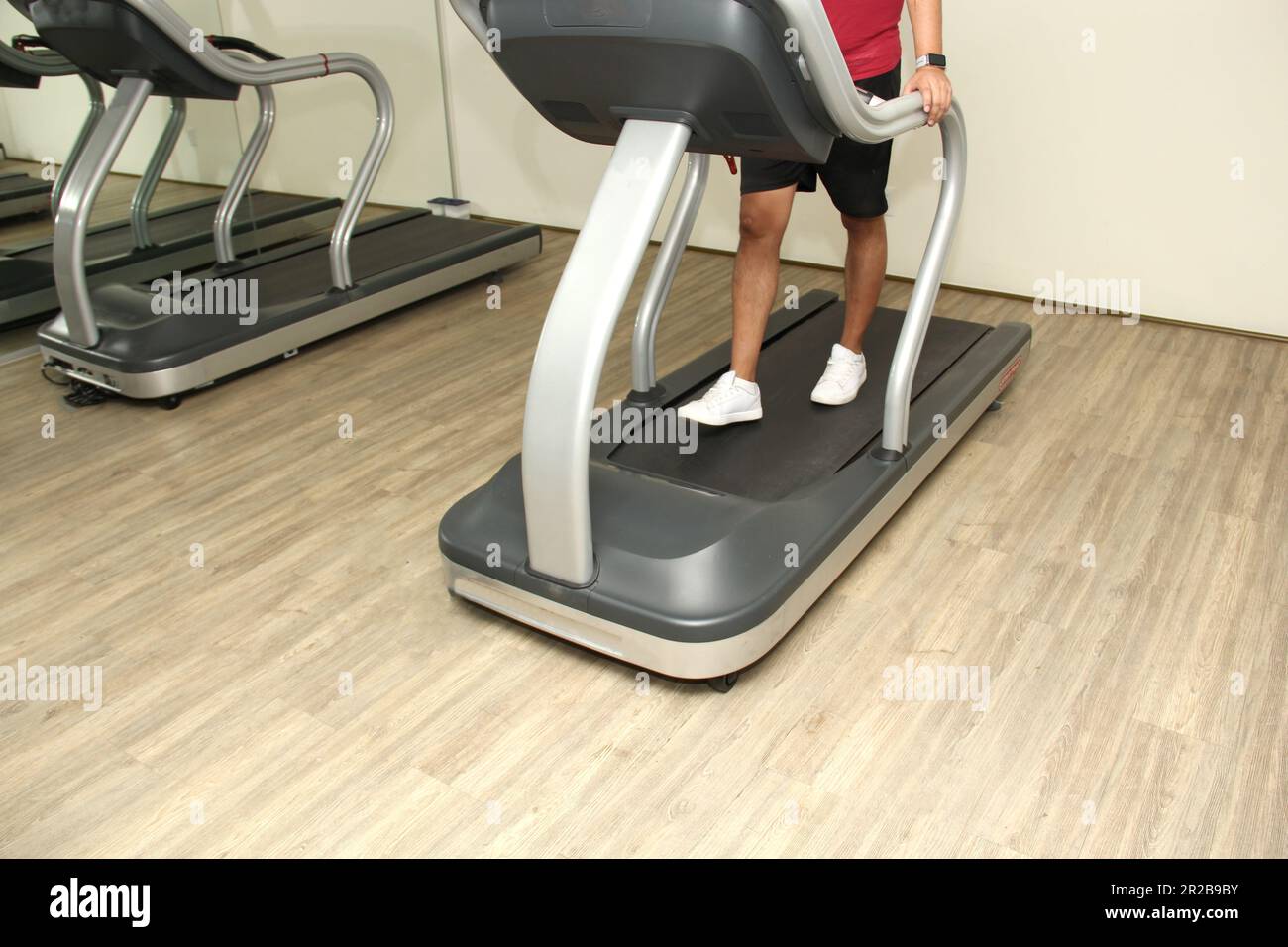 L'homme adulte Latino, âgé de quarante ans et à poil sombre, exerce ses ...