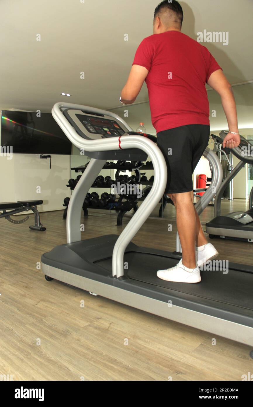 L'homme adulte Latino, âgé de quarante ans et à poil sombre, exerce ses ...