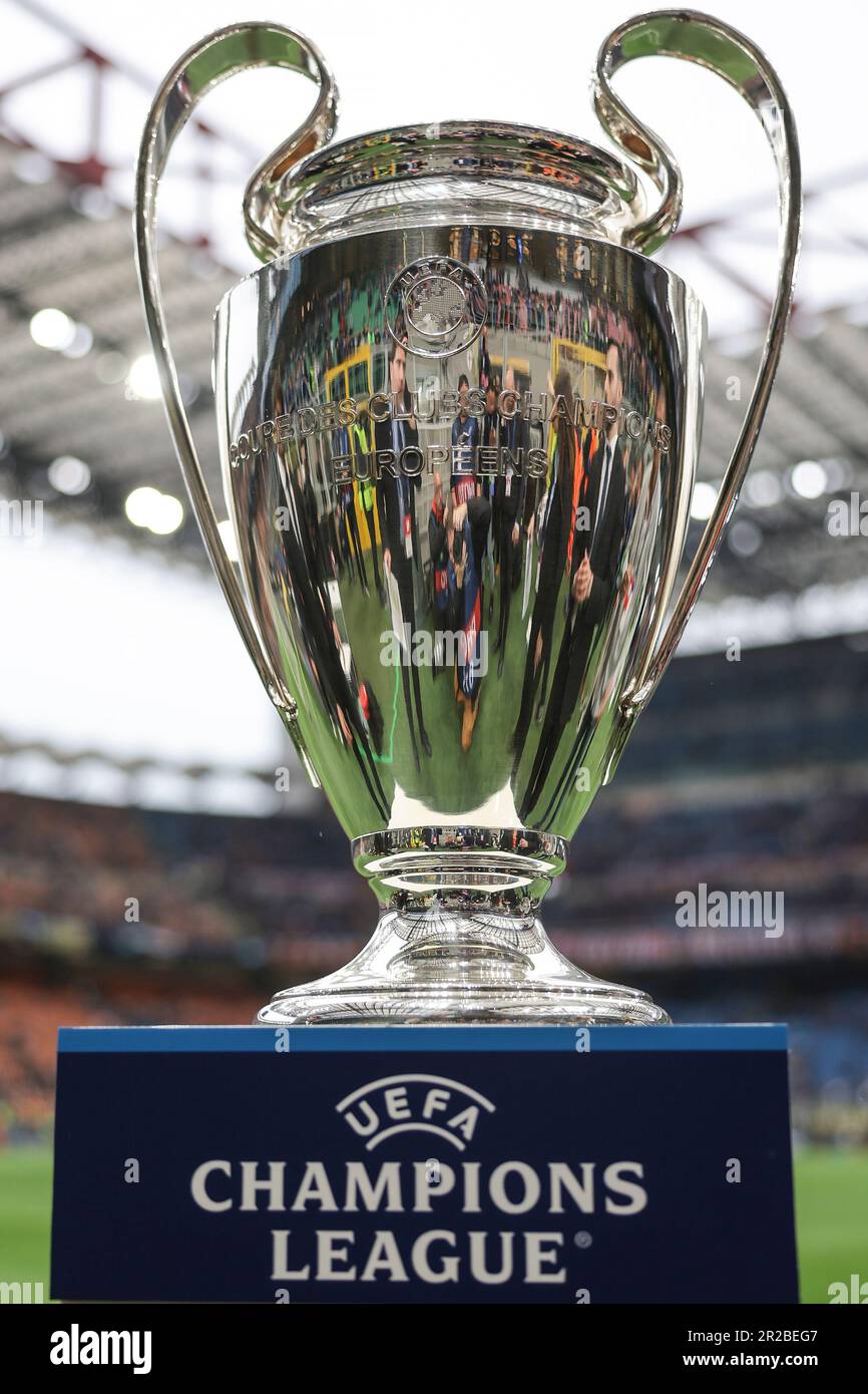 Uefa champions league trophy displayed Banque de photographies et d ...
