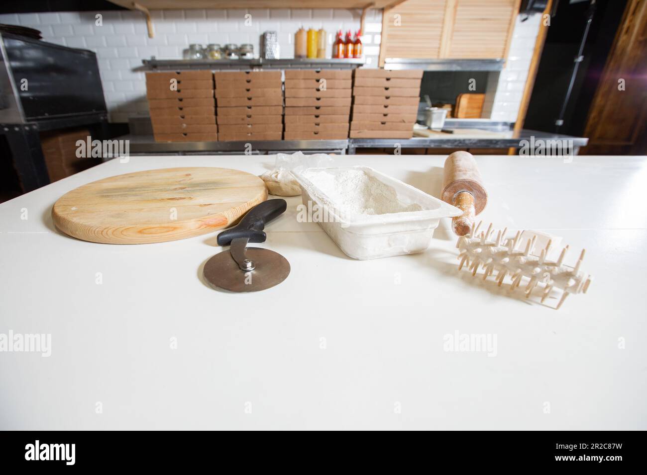 Un outil de cuisine pour faire de la pâte. Pâte pour pizza, le chef ...