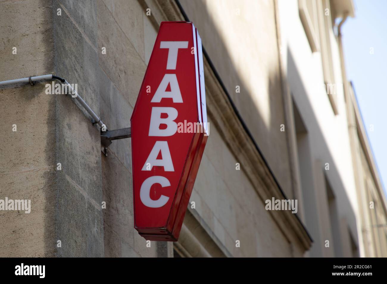 Bordeaux , Aquitaine France - 05 09 2023 : logo rouge de marque ...