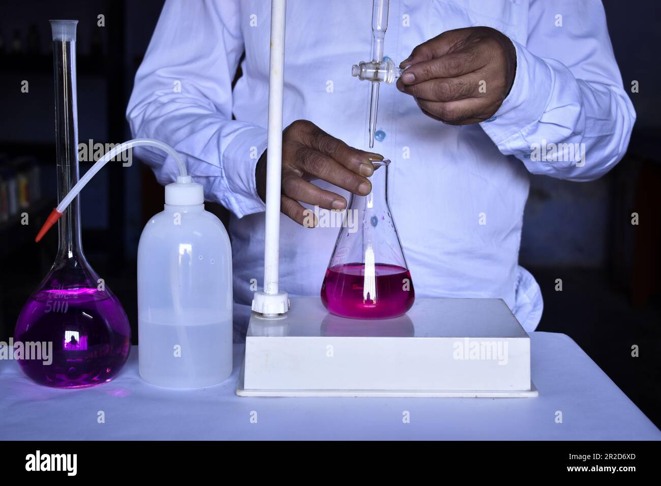 Le scientifique effectue un titrage acido-basique en laboratoire ...