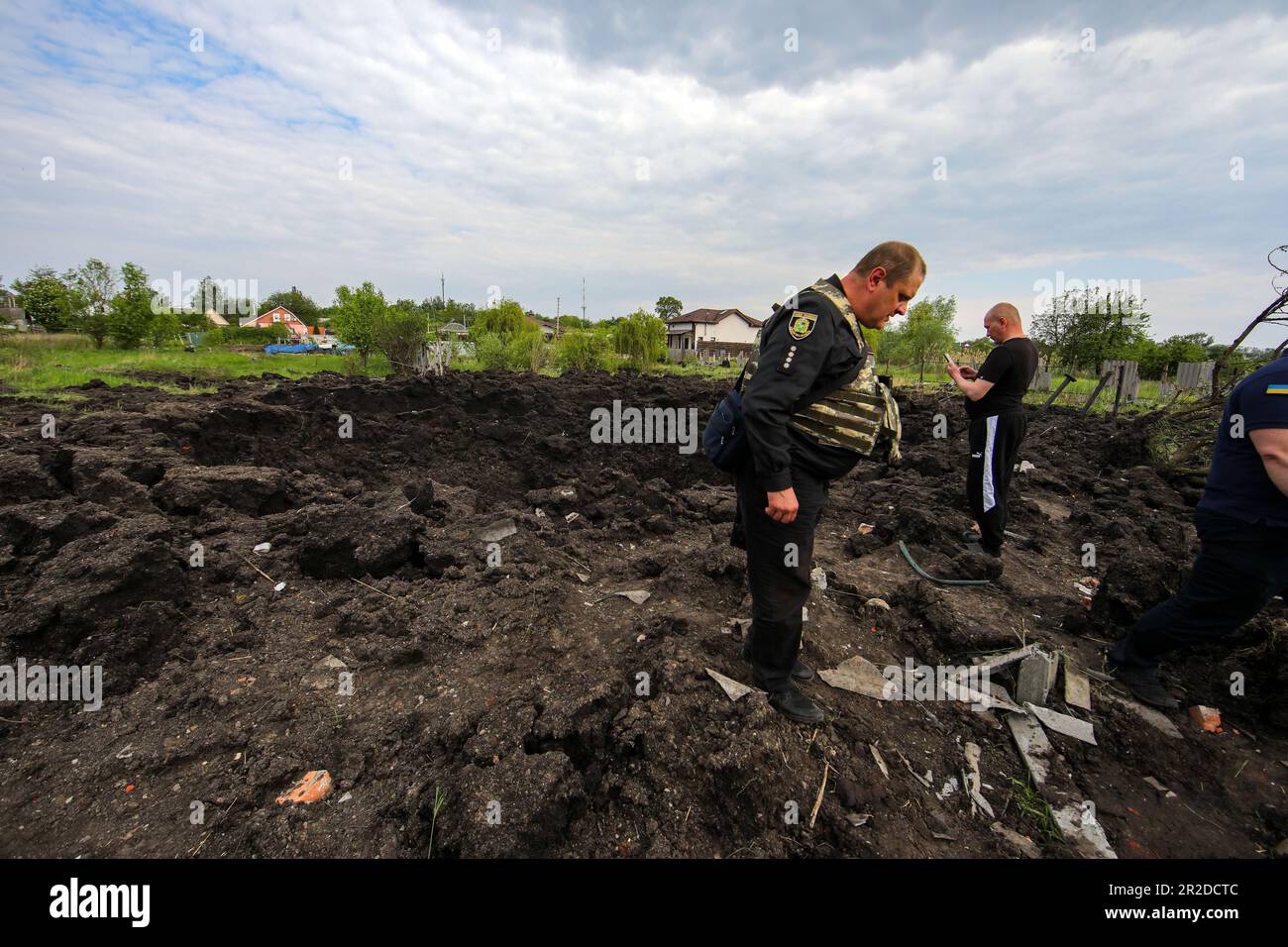 TSYRKUNY, UKRAINE - 18 MAI 2023 - Un policier examine un cratère après ...