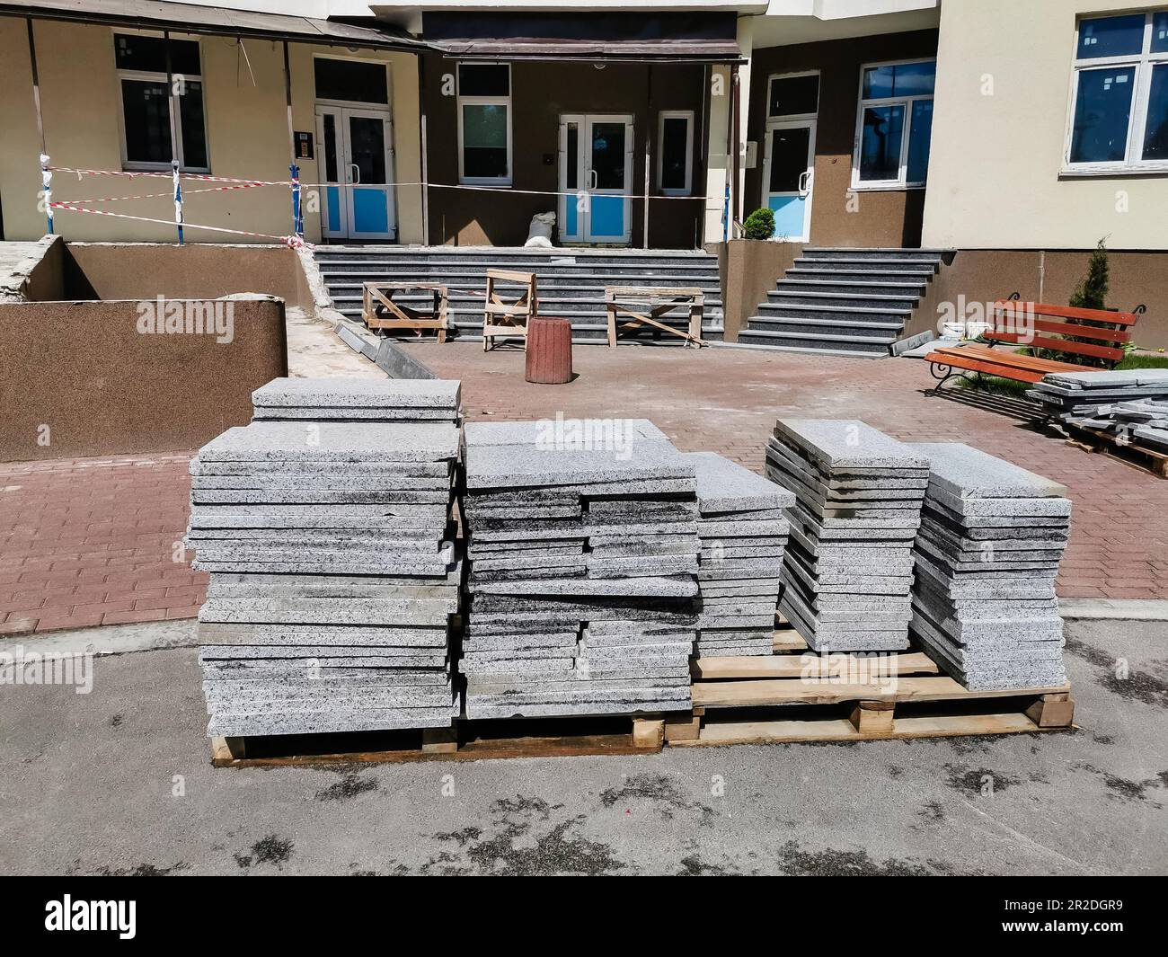 Escaliers dans le bâtiment de construction. Escaliers en béton ...