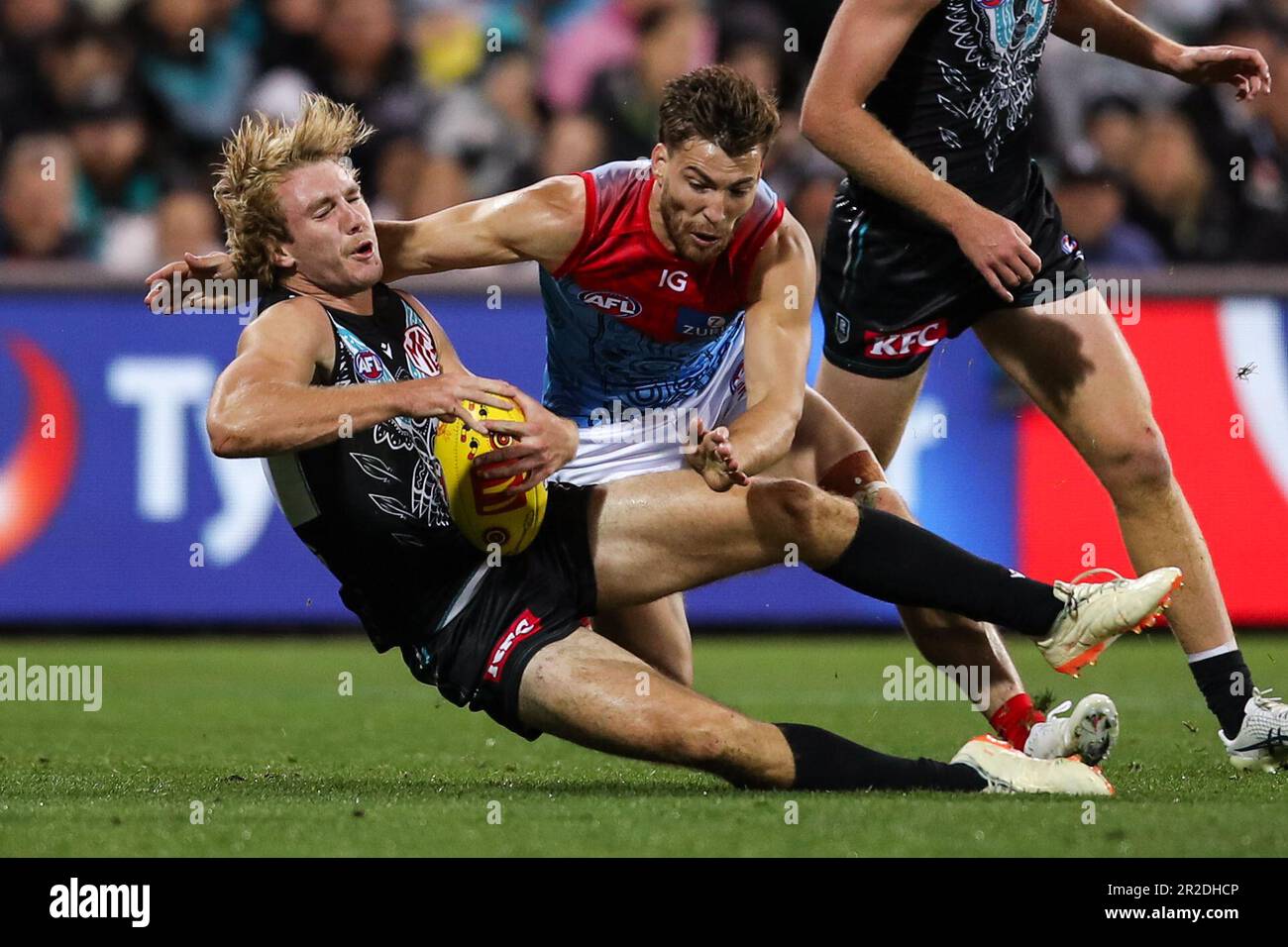 Jason Horne-Francis de la puissance est attaqué par Jack Viney des ...