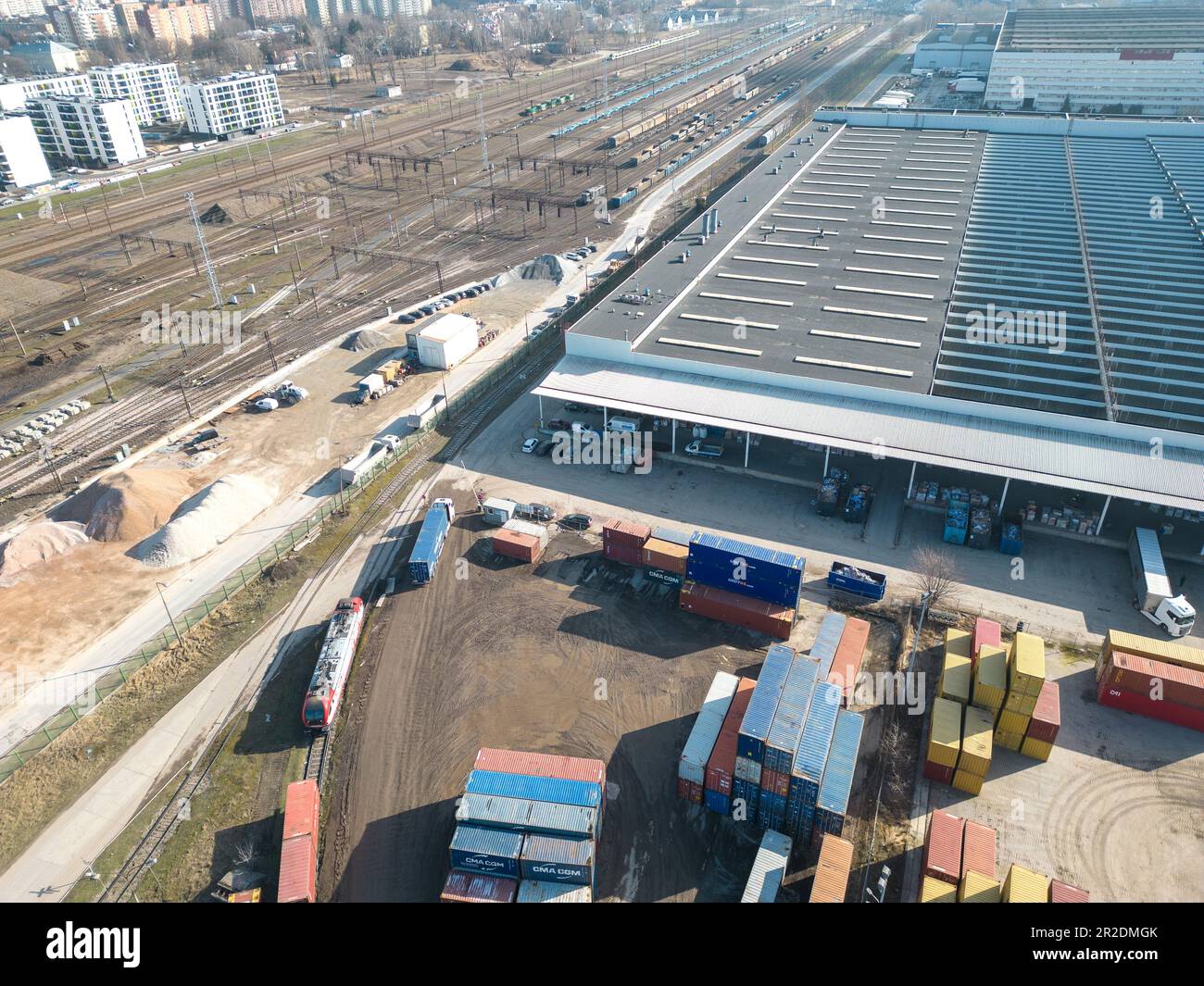 Les trains de fret de près. Vue aérienne de trains de marchandises ...