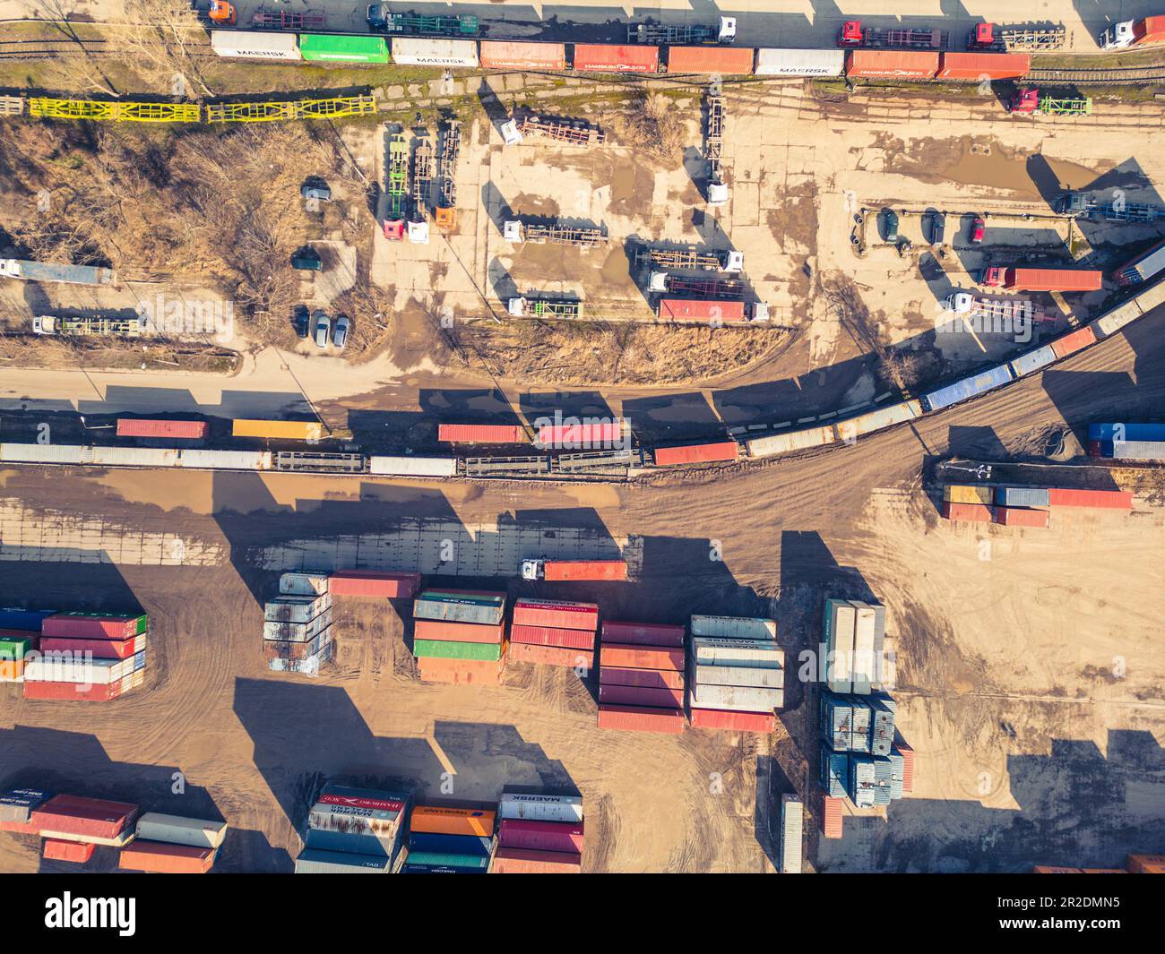 Les trains de fret de près. Vue aérienne de trains de marchandises ...