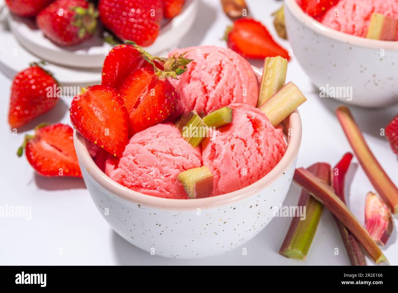 Crème glacée à la rhubarbe et aux fraises, sorbet glace maison, dessert ...